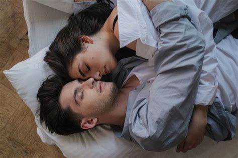 5 Posisi Seks Yang Bikin Tidur Nyenyak Menurut Penelitian