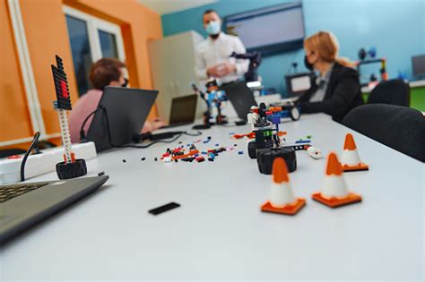 로봇 공학 실험실에서 함께 일하는 동료 그룹으로 로봇 공학 및 3d 프린팅의 복잡한 분야에 중점을 둡니다 연구 개발 엔지니어링