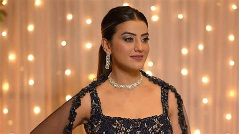 Bhojpuri Star Akshara Singh Walks Off Stage Angrily After Man Showers Currency Notes On Her