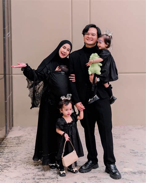 Model Baju Couple Keluarga Dengan Hijab Ala Anisa Rahma Tone Warna