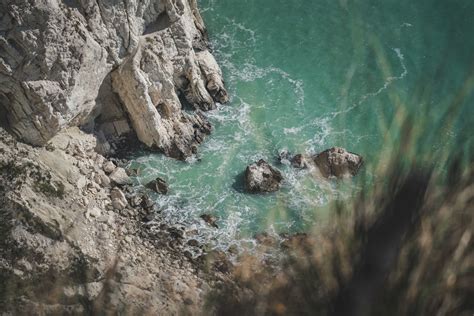 집 밖의 거친 바다 경치 경치가 좋은 광야 그림 같은 길들이지 않는 드론 관점 물 물결 모양의 바다 바다