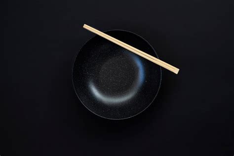 검은 색 배경에 빈 검은 색 접시와 젓가락 맨 위 보기입니다 0명에 대한 스톡 사진 및 기타 이미지 0명 검은색 그릇