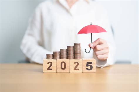 2025년 새해 복 많이 받으세요 빨간 우산을 들고 돈 더미가 커지고 있습니다 보험 보호 안전 및 새해 휴가 개념 2024년에 대한 스톡 사진 및 기타 이미지 Istock