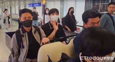 「洪班長」金宣虎抵台了！親切揮手收信件 握拳暖心回粉絲 Ettoday星光雲 Ettoday新聞雲