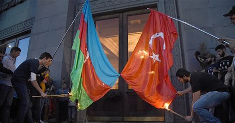 В Ереване сожгли флаги Турции и Азербайджана - Зеркало.az