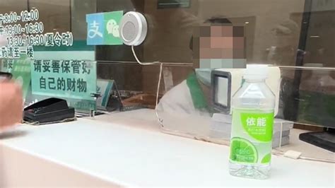 医院工作人员怼咨询者“是不是医生给你什么吃多了”，院方：已致歉并批评当事员工凤凰网视频凤凰网