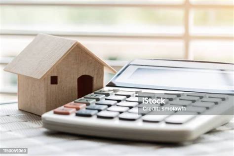 예산 지불 또는 주택을 구입에 대 한 계산기에 목조 주택 모델 재산 부동산 모기지 대출 또는 투자 또는 기획에 대 한 아이디어는 새로운 주택을 구입 하는 관리 계약에 대 한