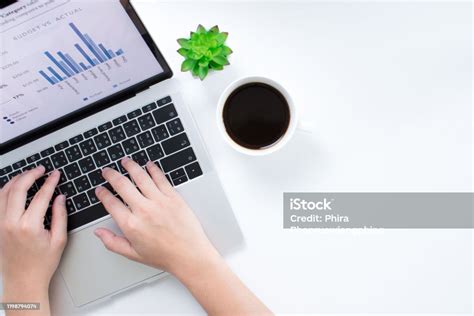 비즈니스 핸드의 상단 보기는 현대적인 흰색 책상에 노트북 컴퓨터 화면의 그래프를 분석하는 것입니다 평평한 복사 영역이 있습니다 꼭대기에 대한 스톡 사진 및 기타 이미지