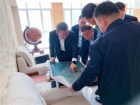 市交通运输局局长李清华与山亭区区委书记王德海，区委副书记、区长刘洪鹏一行座谈交流