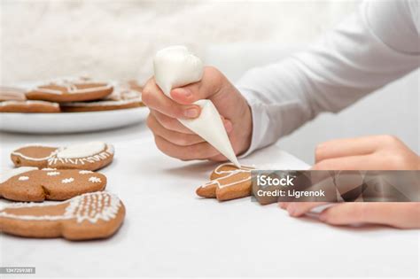크리스마스 진저 브레드 그림 아이는 흰색 아이싱을 사용하여 쿠키에 그림을 그립니다 12월에 대한 스톡 사진 및 기타 이미지 12월 가정 생활 가정 주방 Istock