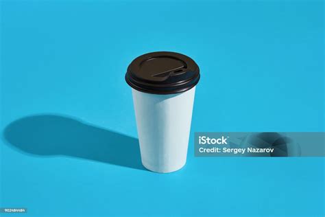 파란색 배경에 검은 뚜껑 흰 종이 컵에 뜨거운 커피 웃옷에 대한 스톡 사진 및 기타 이미지 웃옷 종이 커피잔 풍경보기 Istock