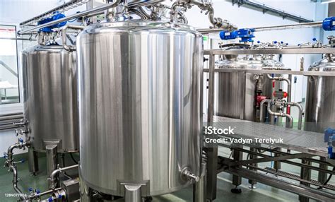 유제품 생산 우유 제품을 병에 짜기 위한 장치 우유 공장의 강철 탱크 관 튜브에 대한 스톡 사진 및 기타 이미지 관 튜브 생산 라인 유가공 식품 Istock