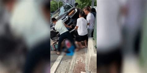 惊险！桂林一对母女被卷入越野车底，紧要关头热心路人合力抬车救人~市民