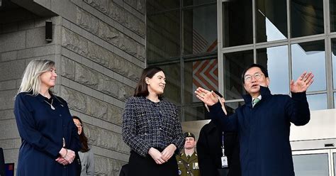 브룩 반벨든 뉴질랜드 내무부 장관 전쟁기념관 방문