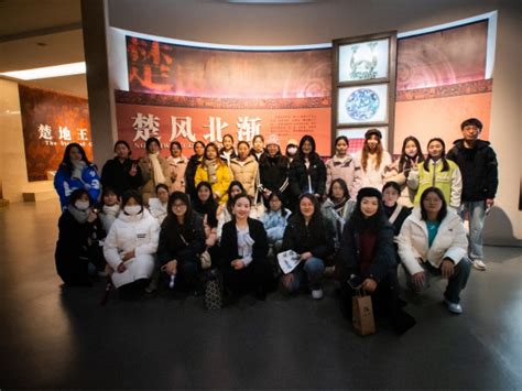 大学生美术爱好者协会参观信阳博物馆 信阳师范大学美术与设计学院