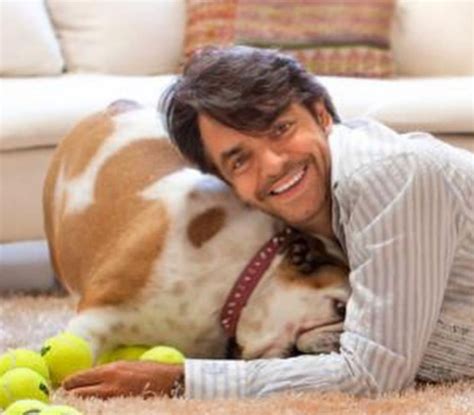 Eugenio Derbez Y Su Familia Se Despidieron De Fiona Entre Flores Silvestres Y Su Pelota De Tenis