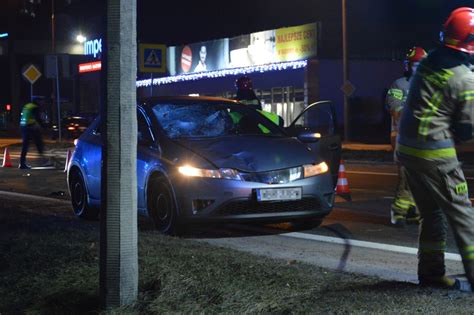 Dramatyczny wypadek na przejściu dla pieszych w Radomiu Samochód