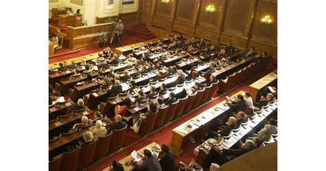 ГЕРБ пак замразява депутатските заплати