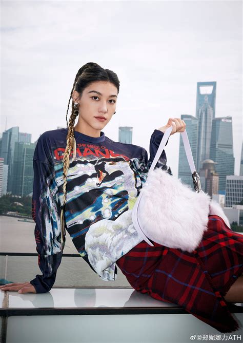组图：郑妮娜力社媒晒美照 前卫穿搭尽显时尚 搜狐大视野 搜狐新闻