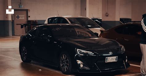 주차장에 주차 된 두 대의 자동차 사진 Unsplash의 무료 자동차 이미지