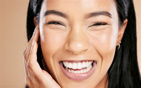 행복 메이크업 및 스튜디오 배경에 고립된 스킨케어를 위한 미소를 가진 여성의 초상화 웃음 행복 화장품 아시아 모델의 얼굴은