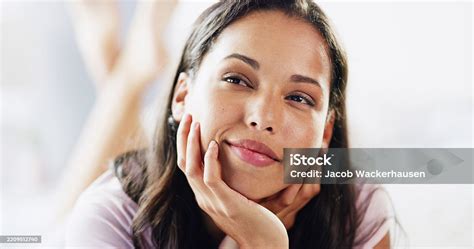 집 침실 여자가 아이디어를 가지고 생각하고 사색 휴식 편안함을 느끼며 휴식을 취합니다 아파트 생각 문제 해결 및 선택 평온 희망이 있는 결정이 있는 경이로움과 행복한 사람