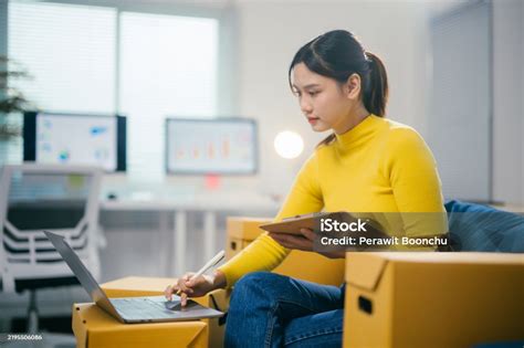 노트북에서 부지런히 일하면서 클립보드에 메모를 하고 새로운 사무실 환경에서 재고를 효과적으로 관리하고 재고 검사를 수행하는 젊은 아시아 사업가 20 29세에 대한 스톡 사진