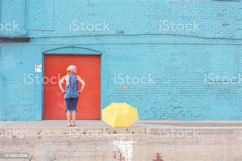 성숙한 성인 금발 여성 도시 배경 밝은 색상과 서쪽 콜로라도에 노란 우산 50 54세에 대한 스톡 사진 및 기타 이미지 50
