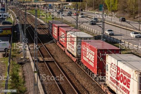 고텐부르크에서 남쪽으로 이동하는 긴 컨테이너화물 열차 0명에 대한 스톡 사진 및 기타 이미지 0명 강철 객차 Istock