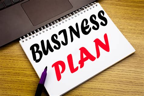 손을 쓰는 사업 계획 계획을 보여주는 텍스트 캡션 영감 준비 프로젝트 전략 노트북으로 사무실에서 나무 바탕에 노트북도 서에 대 한 비즈니스 개념 개선에 대한 스톡 사진 및