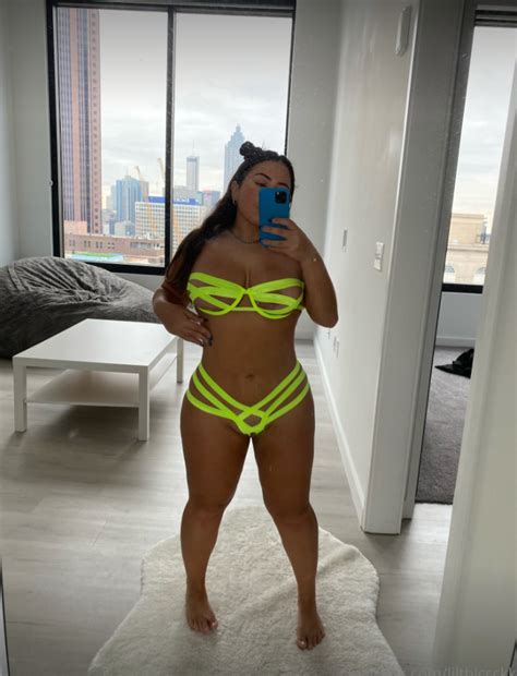 Danii Showing Off Sexy Body Shesfreaky