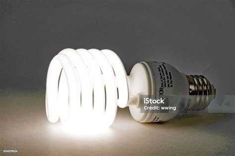 Cfl 형광등 전구에 회색 배경 조명 빛에 대한 스톡 사진 및 기타 이미지 빛 사진 이미지 색상 이미지 Istock