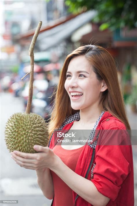 웃 긴 중국 타운 Yaowarat 도시 태국 방콕에서에서 비롯 된 두리안을 들고 빨간 코트에 젊은 아시아 여성 관광 여행자의