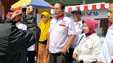 Bagikan Gerobak Untuk PKL Wujud Komitmen Partai Perindo Entaskan