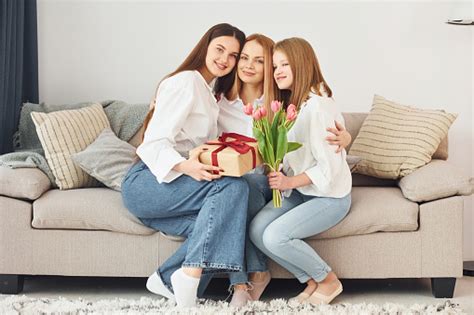 꽃으로 깜짝 놀랄 만들기 젊은 어머니 와 그녀의 두 딸 에 집에서 낮 10 11세에 대한 스톡 사진 및 기타 이미지 10