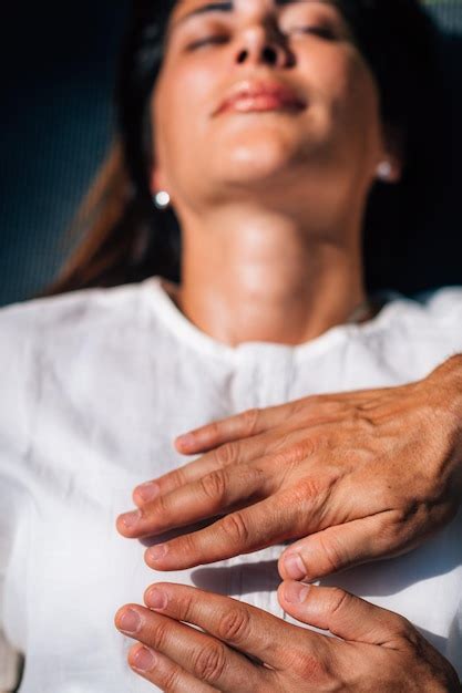 Premium Photo Woman In Reiki Spiritual Healing Session Reiki