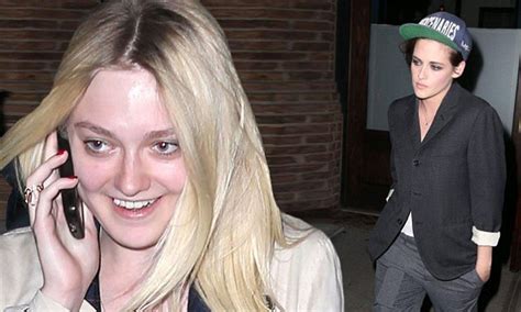 Kristen Stewart Y Dakota Fanning Se Besan Robert Pattinson Dakota