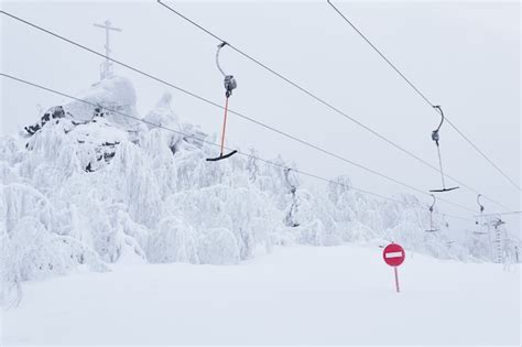 금지 도로 표지판 눈 덮인 스키 슬로프에서 빈 스키 T 바 표면 리프트의 배경에 대한 진입 금지 프리미엄 사진