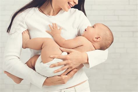 Junge Mutter Ihr Nettes Neugeborenes Kind Umarmt Stockfoto Bild von lächeln neigung