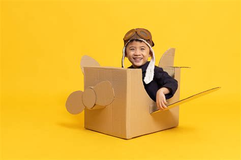 노란색 배경에 고립 된 골판지 비행기를 가지고 노는 아시아 어린 소년 꿈꾸기에 대한 스톡 사진 및 기타 이미지 꿈꾸기 놀기
