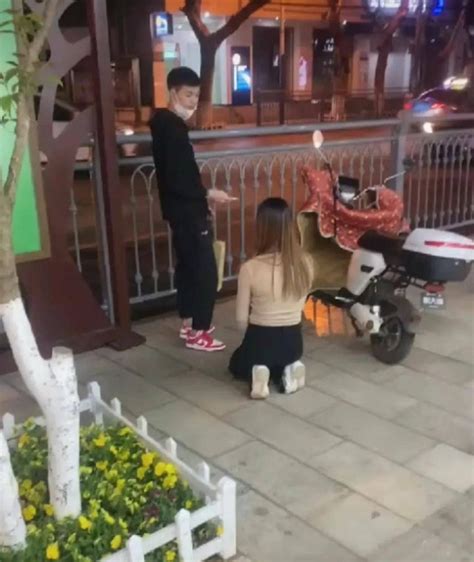 女子當街下跪挽回！男友竟「使出摸頭殺」走人 Beanfun