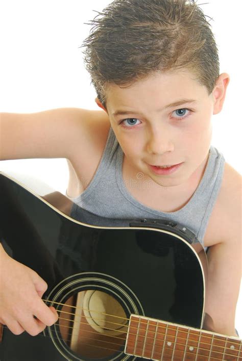 Muchacho Que Toca La Guitarra Imagen De Archivo Imagen De Blanco