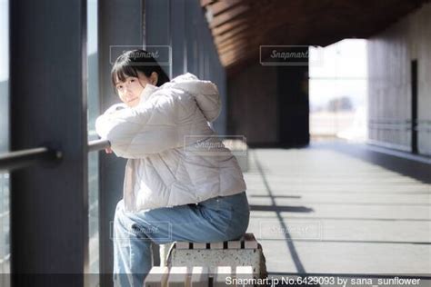 窓の前に座っている女性の写真・画像素材 6429093 Snapmart（スナップマート）