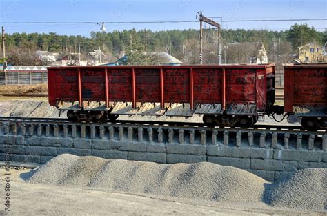 Foto De Work With Bulk Cargo Unloading Of Crushed Stone A Railway Car Of A Dump Truck Closeup