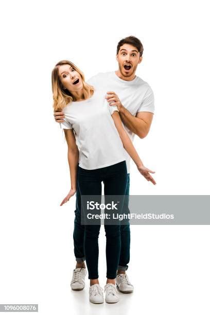 흰색 티셔츠 흰색 절연 카메라 보고 놀란 젊은 부부의 전체 보기 2명에 대한 스톡 사진 및 기타 이미지 2명 T 셔츠