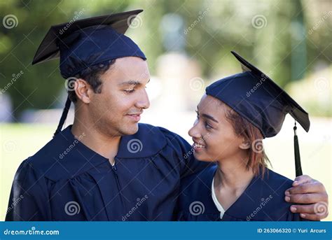 Nos Formamos Juntos Um Casal Feliz Se Formando Juntos Foto De Stock