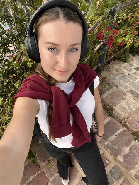 You See Me On A Walk In The City What Is Your First Impression 🥰