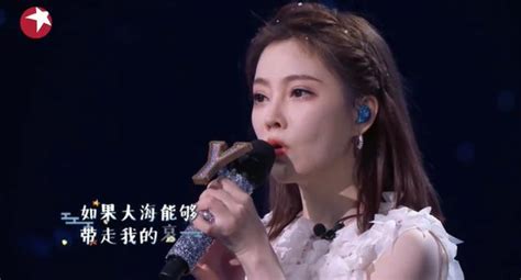 冯提莫钟镇涛合唱《大海》，展现底蕴，原来提莫才是最好的传承者 每日头条