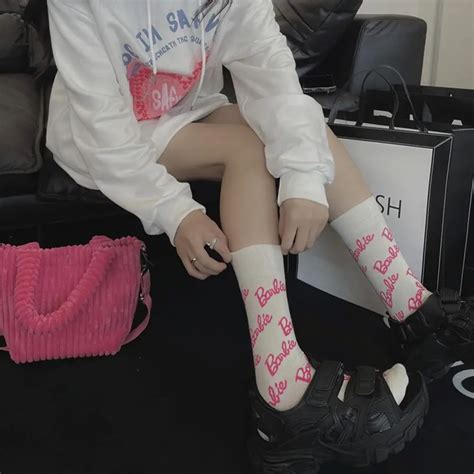 뉴 인스타 트렌드 블랙 앤 화이트 풀 프린트 핑크 레터 양말 레트로 스포츠 미드 튜브 양말 코튼 남녀 공용