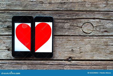 Dos Teléfonos Móviles Con Medio Símbolo Del Corazón Foto de archivo Imagen de touchscreen
